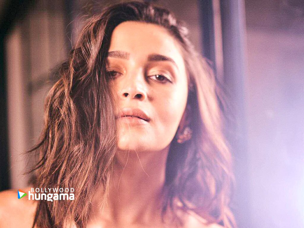 Alia Bhatt Wallpapers | alia-bhatt-2-156 - Bollywood Hungama