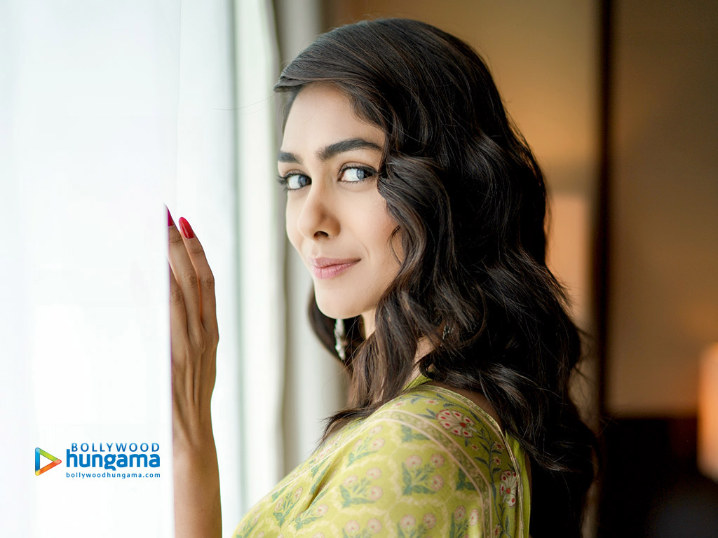 Mrunal Thakur Wallpapers | HD Image Download of Mrunal Thakur | Photo ...