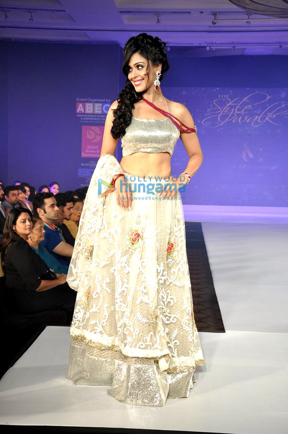 Celebs walk the ramp at Glamour Style Walk 2013 | Hrishita Bhatt Images ...