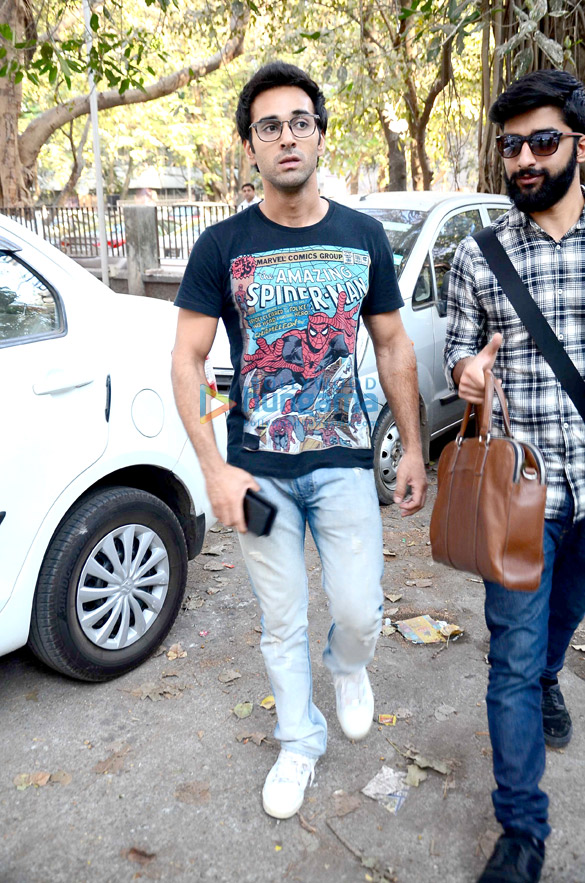 Pulkit Samrat manhandles a media photographer as his wife Shweta Rohira ...