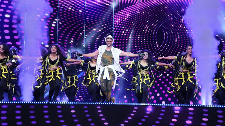 Hrithik Roshan’s ZABARDUST Performance at Zee Cine Awards 2020 ...
