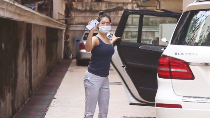 Kim Sharma spotted at her house in Bandra - Bollywood Hungama