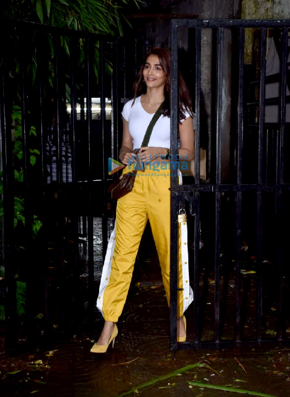 Photos Pooja Hegde snapped at Rohan Shrestha studio in Versova (3 ...