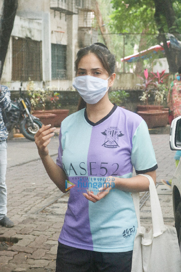 Photos: Kim Sharma spotted in Bandra | Parties & Events - Bollywood Hungama