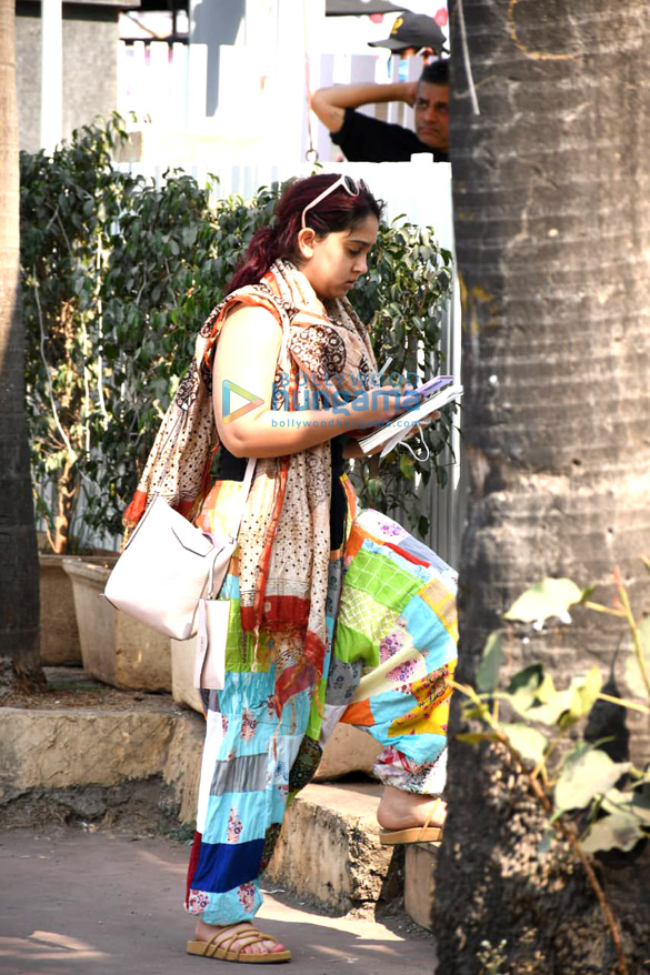 Photos Ira Khan keeps it casual as she steps out for a coffee at a cafe ...