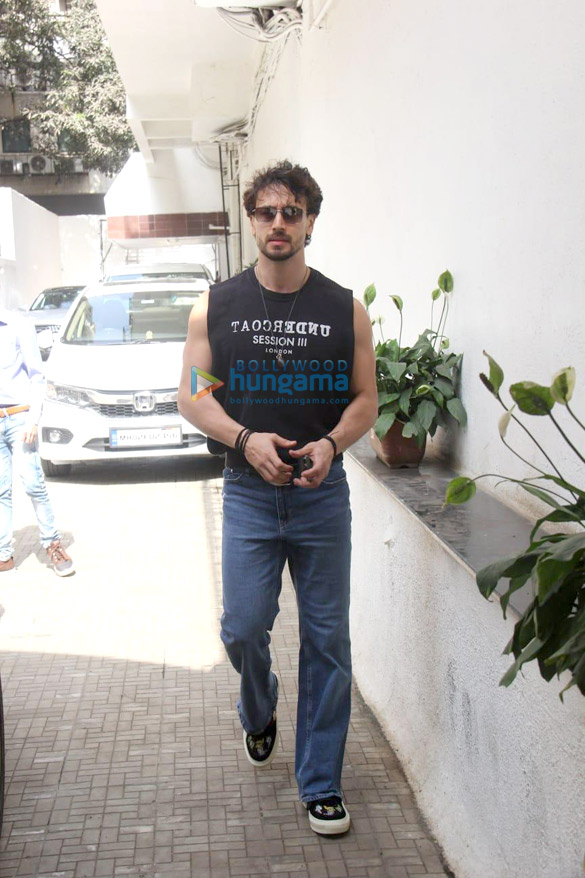 Photos Tiger Shroff snapped outside the Dharma office in Khar (2 ...