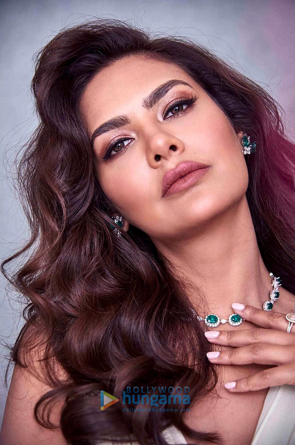 Esha Gupta Photos, Images, HD Wallpapers, Esha Gupta HD Images, Photos ...