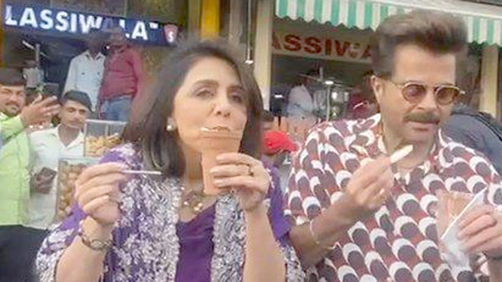 Neetu Singh and Anil Kapoor enjoy kulhad wali lassi! - Bollywood Hungama