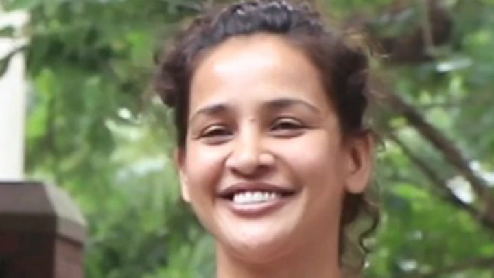 Aisha Sharma flaunts her abs as she poses for paps - Bollywood Hungama