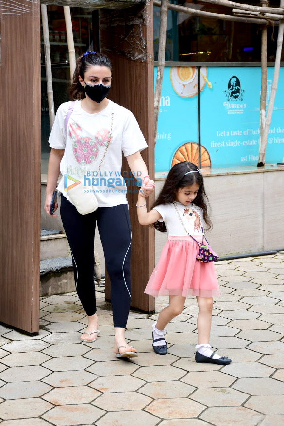 Photos: Soha Ali Khan spotted with daughter Inaaya Naumi Kemmu outside Foodhall in Santacruz ...