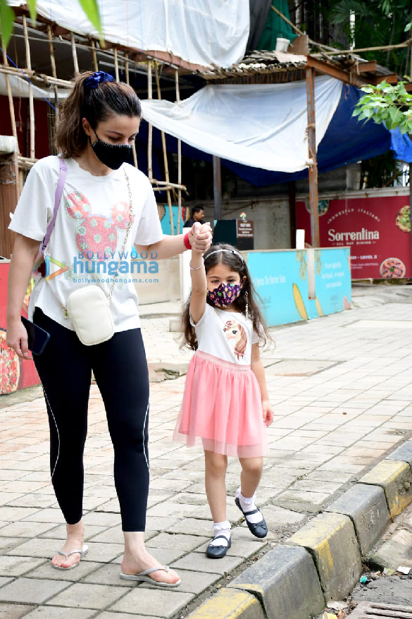 Photos Soha Ali Khan spotted with daughter Inaaya Naumi Kemmu outside ...