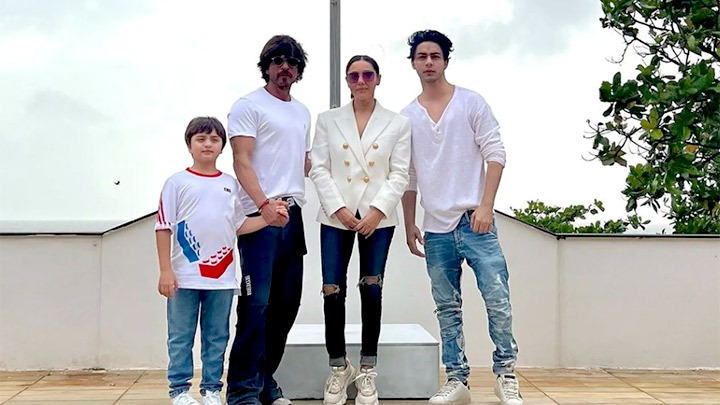 Shah Rukh Khan hoists Indian flag with his family at Mannat - Bollywood ...
