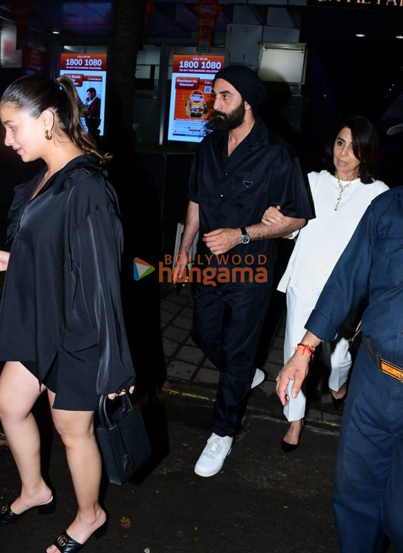 Photos Ranbir Kapoor, Alia Bhatt and Neetu Singh snapped in Bandra (1 ...