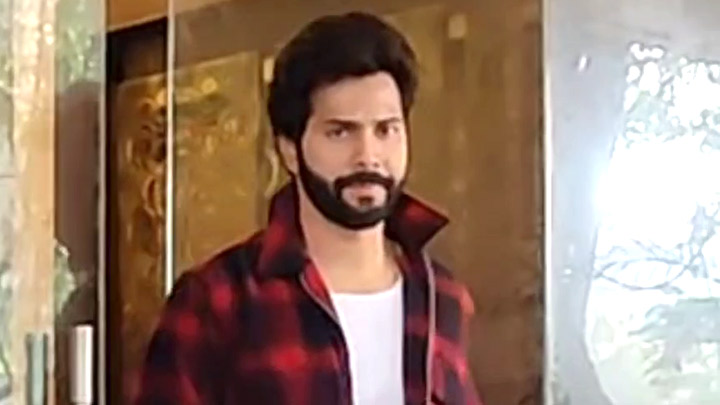 Varun Dhawan flashes his cute smile for paps | Images - Bollywood Hungama