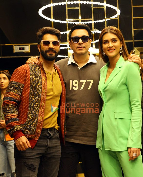Photos Varun Dhawan, Kriti Sanon and Dinesh Vijan snapped promoting ... Photos Varun Dhawan, Kriti Sanon and Dinesh Vijan snapped promoting ...