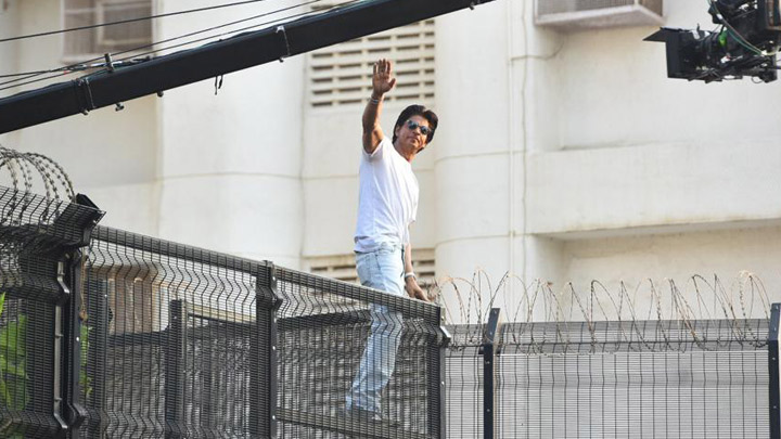 Shah Rukh Khan treats his fans by waving at them as they gather outside ...