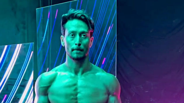 Tiger Shroff flexing those muscles is a treat to watch - Bollywood Hungama