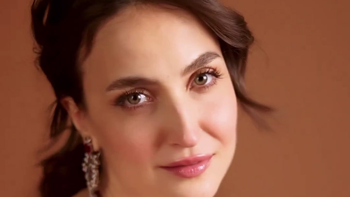 Elli Avram looks drop dead gorgeous in this beautiful saree - Bollywood ...