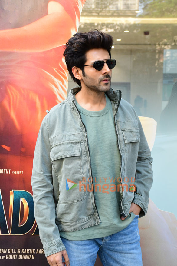 Photos Kriti Sanon and Kartik Aaryan snapped promoting their film Shehzada (3) | Kartik Aaryan ...