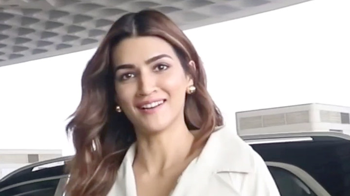Kriti Sanon gets a musical entry by paps at the airport - Bollywood Hungama