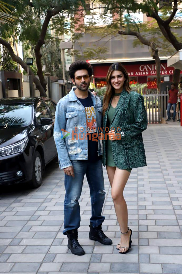 Photos Kartik Aaryan and Kriti Sanon snapped promoting their film Shehzada (5) | Kartik Aaryan ...