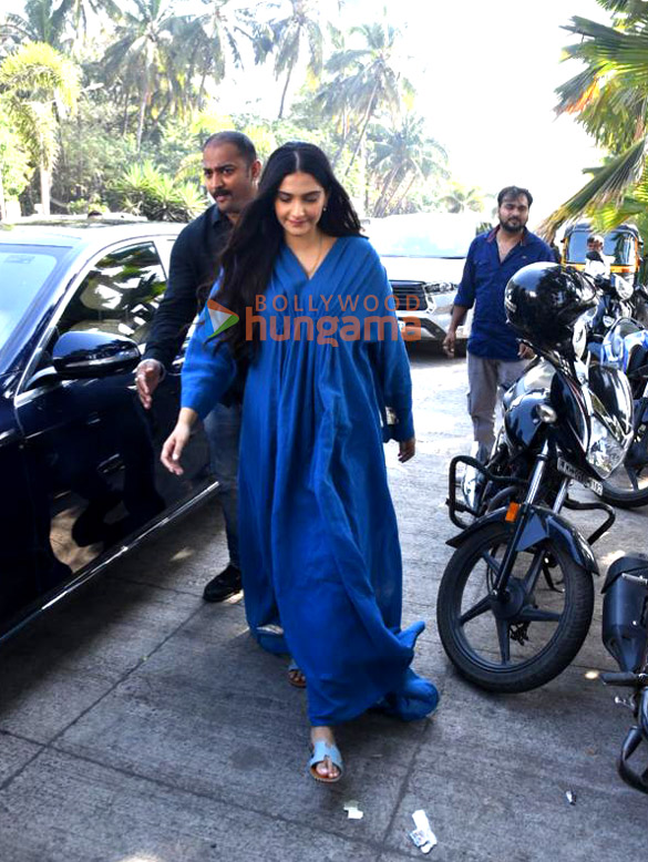 Photos Sonam Kapoor Ahuja Snapped In Mumbai 4 Sonam Kapoor Ahuja Images Bollywood Hungama