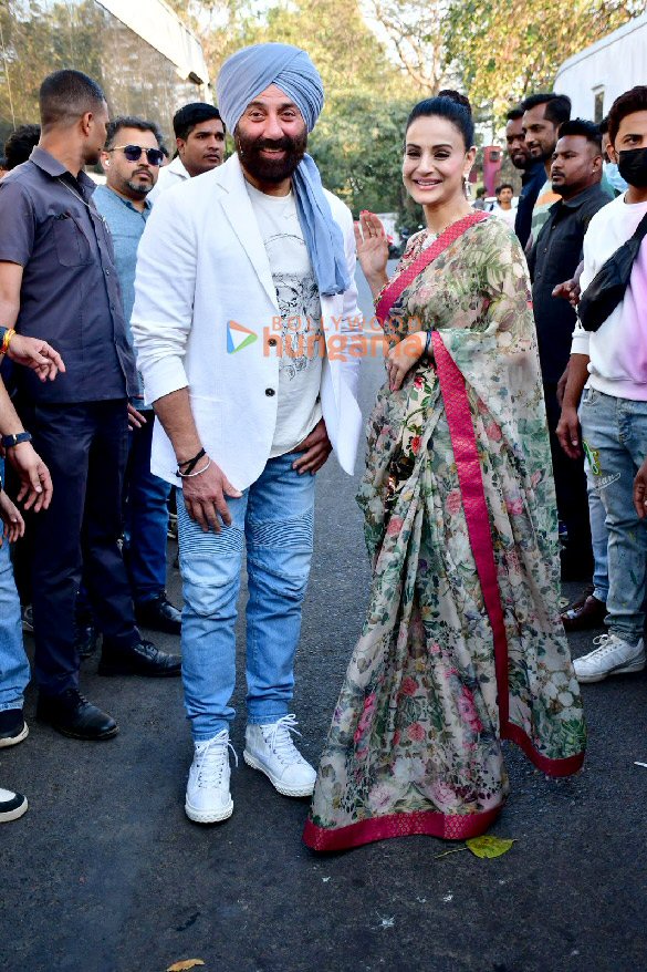 Photos Sunny Deol and Ameesha Patel snapped promoting Gadar 2 on the sets of Bigg Boss 16 (6 ...