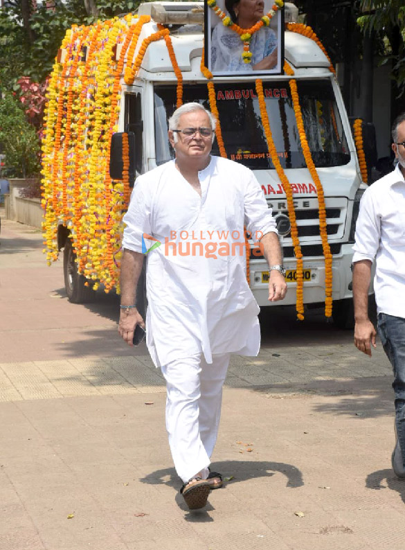 Photos Celebs attend Mukesh Chhabra’s mother funeral (15) | Hansal ...