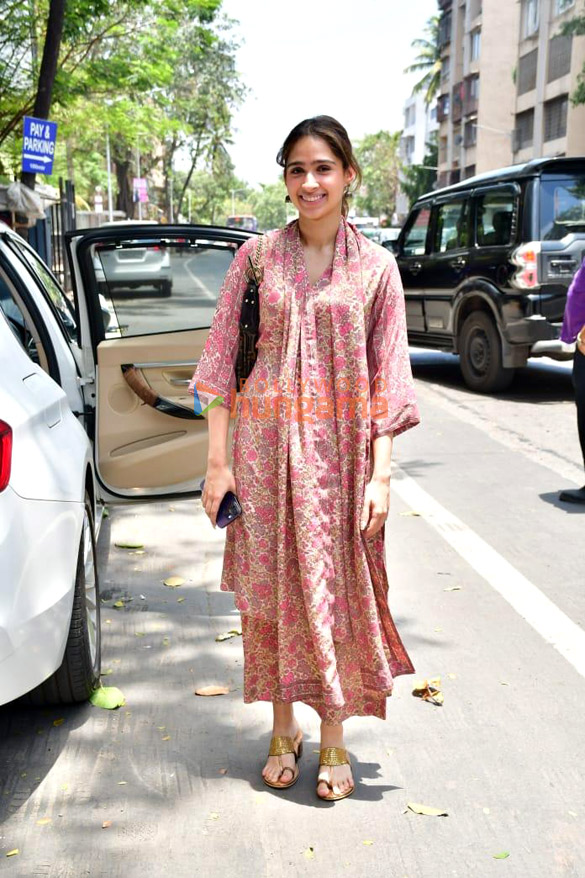 Photos Sara Ali Khan and Pashmina Roshann snapped at Pooja ...