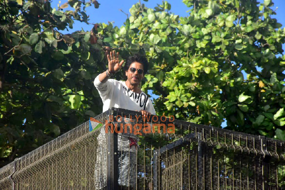 Photos Shah Rukh Khan greets fans outside Mannat in Mumbai (7) | Shah ...