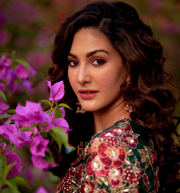 Amyra Dastur Photos, Images, HD Wallpapers, Amyra Dastur HD Images ...