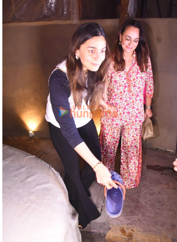Photos Alia Bhatt, Soni Razdan and Shaheen Bhatt snapped in Bandra (2 ...