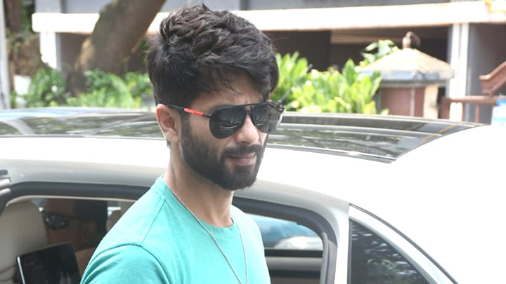 Shahid Kapoor poses for paps as he steps out in the city - Bollywood ...