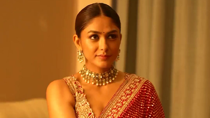 Draped in 6 yards of elegance! Mrunal Thakur - Bollywood Hungama