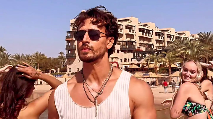 Oh so smooth! Tiger Shroff shows off his efficient dance moves ...