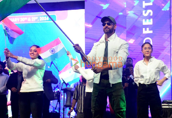 Photos Hrithik Roshan and team of Fighter snapped at Dav College (4 ...