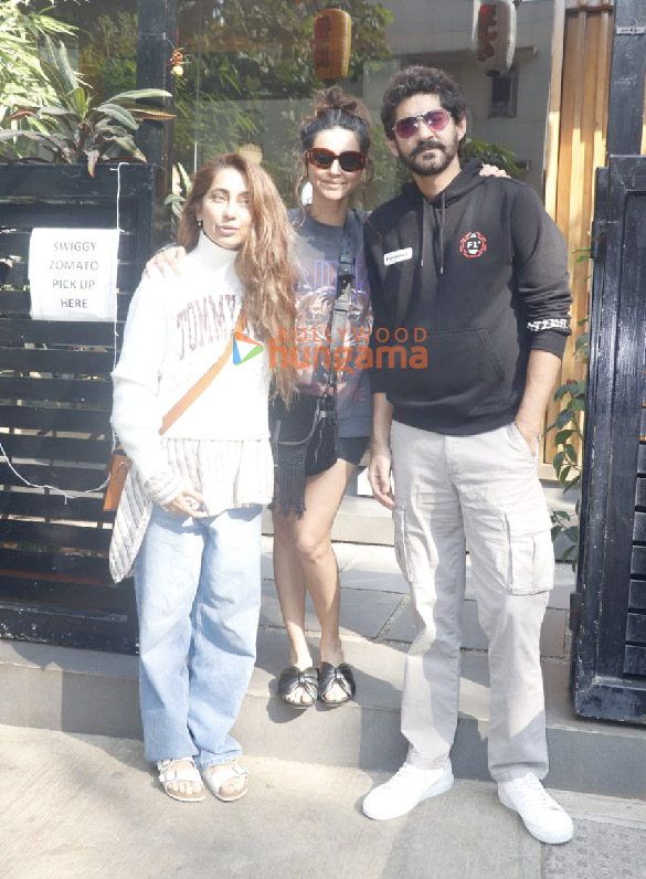 Photos Shibani Dandekar, Anusha Dandekar and Gaurav Kapur snapped in Bandra (3) | Anusha ...