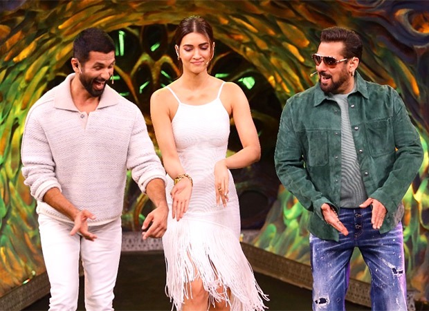 Salman Khan dances with Shahid Kapoor and Kriti Sanon on the sets of Bigg Boss 17; watch 17 ...