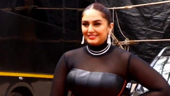 The outfit is such a vibe! Huma Qureshi looks sassy in black - Bollywood Hungama