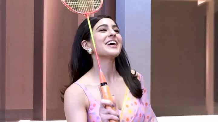 Retro vibes! Sara Ali Khan absolutely slay the 90s look - Bollywood Hungama