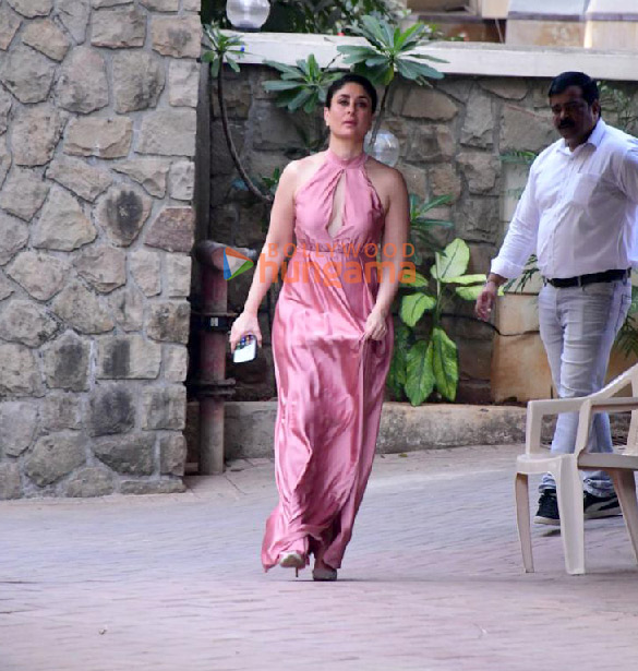 Photos Kareena Kapoor Khan snapped outside her residence in Bandra (1 ...