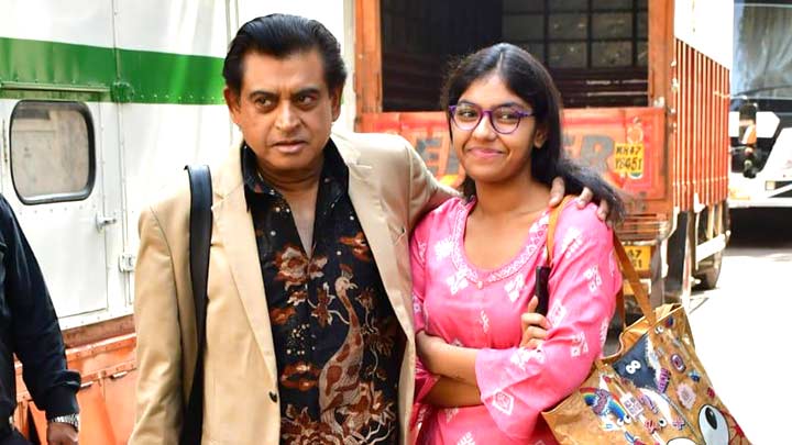 Amit Kumar poses for paps as he gets clicked with his daughter Muktika - Bollywood Hungama