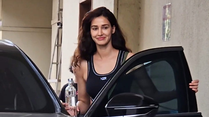 Isn't she looking super cute Disha Patani smiles as she waves at paps - Bollywood Hungama