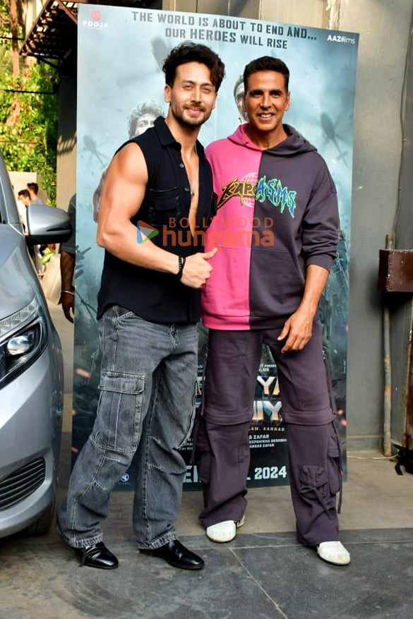 Photos: Akshay Kumar and Tiger Shroff snapped promoting their film Bade Miyan Chote Miyan ...