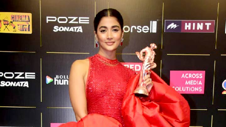 BH Style Icons 2024 Awards: Pooja Hegde poses with the coveted trophy ...