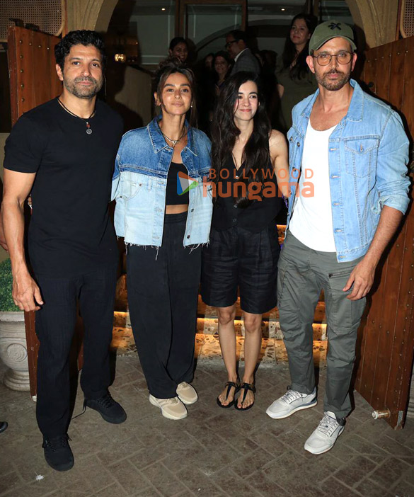 Photos Hrithik Roshan, Saba Azad, Farhan Akhtar and Shibani Dandekar snapped in Bandra (4 ...