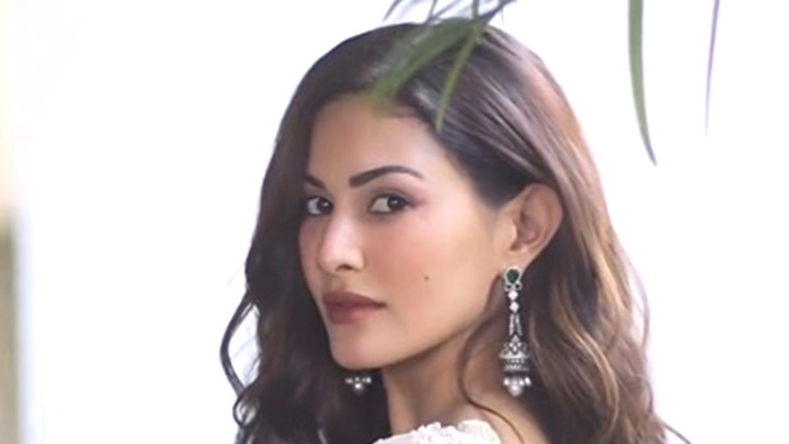 Pure & Divine! Amyra Dastur shines in white - Bollywood Hungama