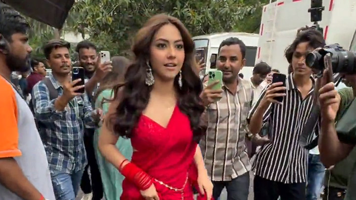 Reem Sameer Shaikh looks ravishing in this red saree! - Bollywood Hungama