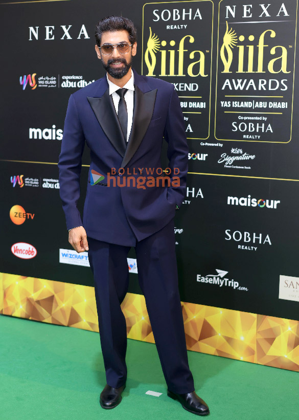 Photos Shah Rukh Khan, Rani Mukerji, Kriti Sanon, Janhvi Kapoor and others grace the green ...