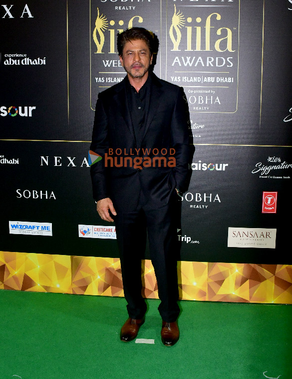 Photos Shah Rukh Khan, Rani Mukerji, Kriti Sanon, Janhvi Kapoor and others grace the green ...